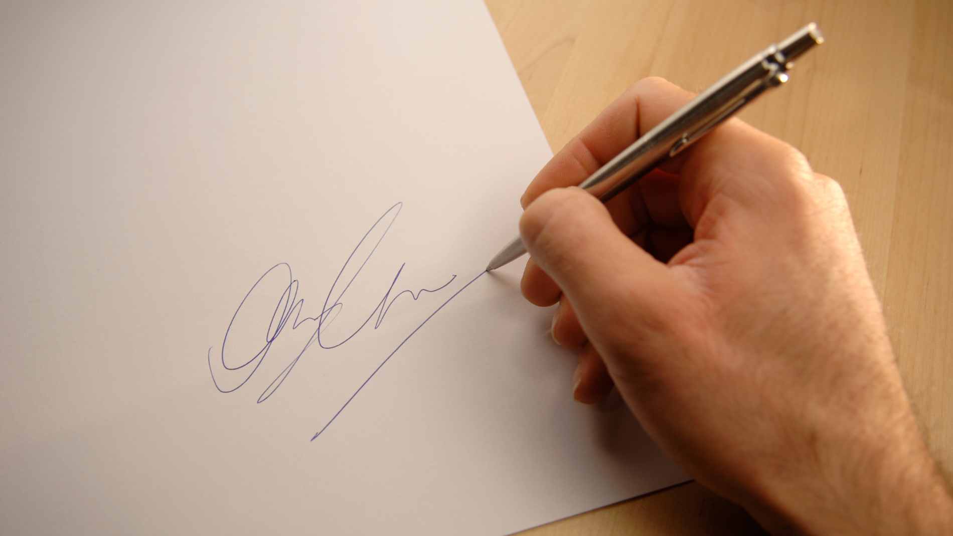 Qué significa firmar con tu nombre y apellido, según la grafología