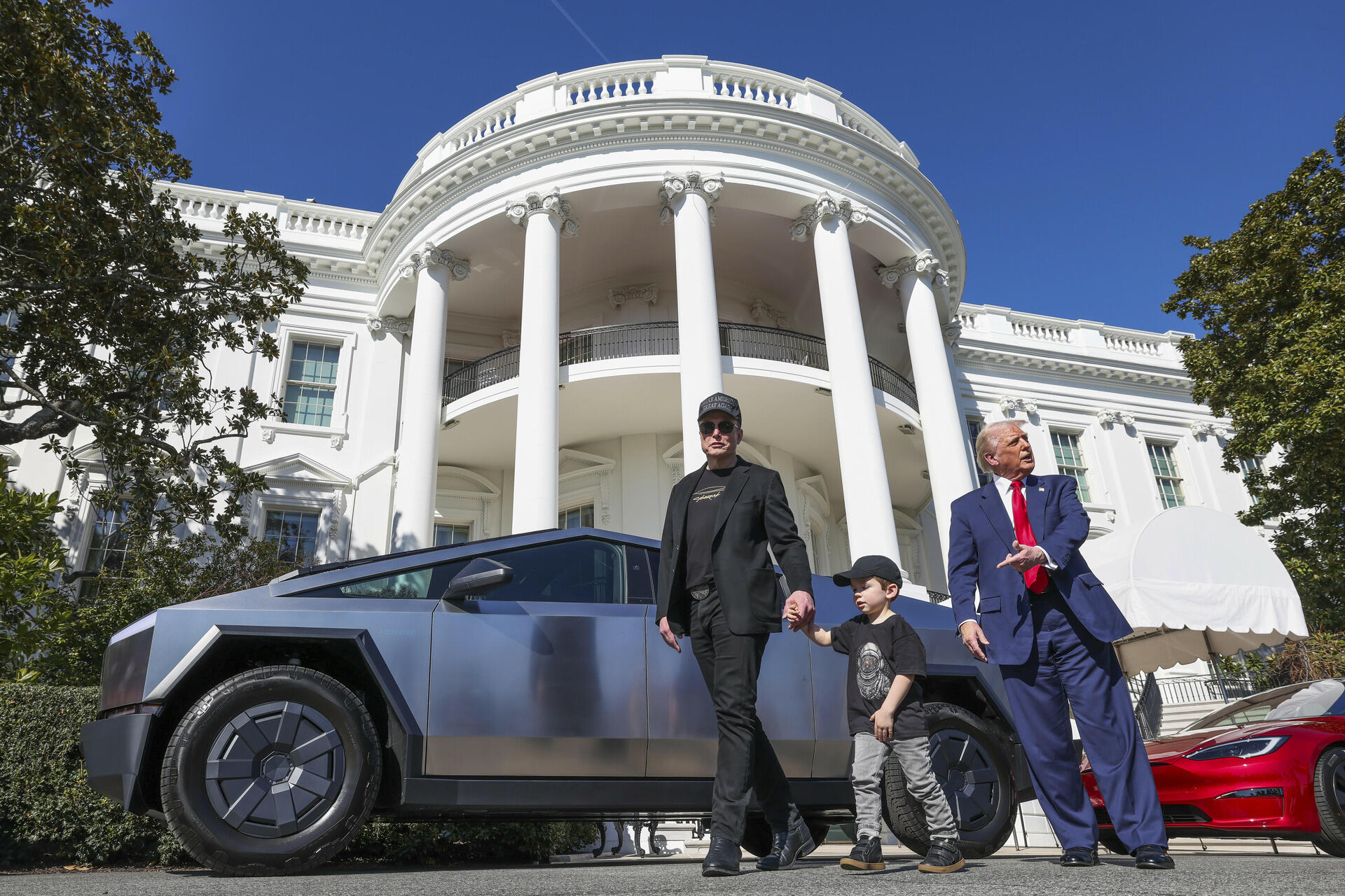 Trump hace de comercial de Tesla en la Casa Blanca junto a Musk y su ...