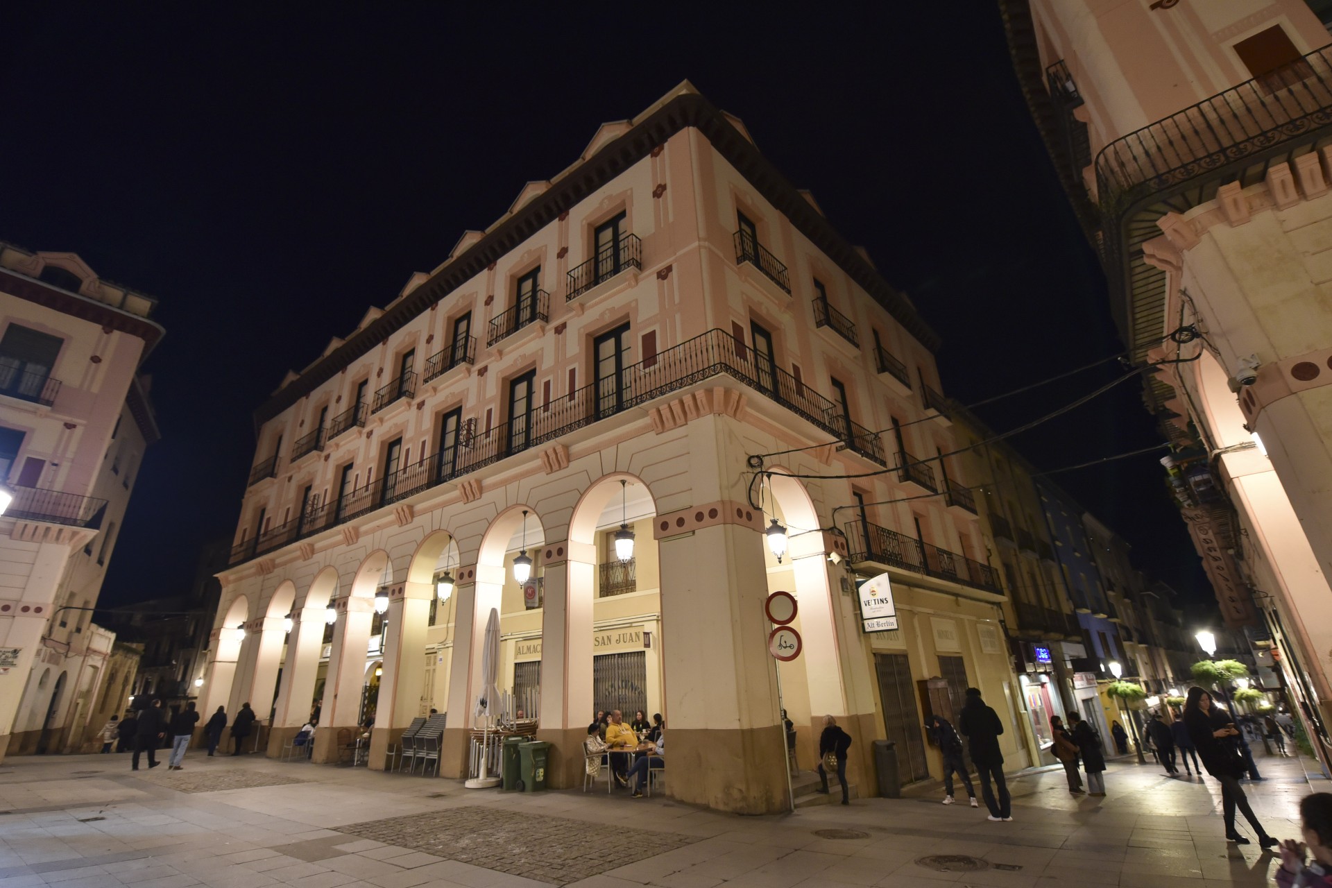 Un grupo inversor compra en el centro de Huesca un edificio histórico para un hotel