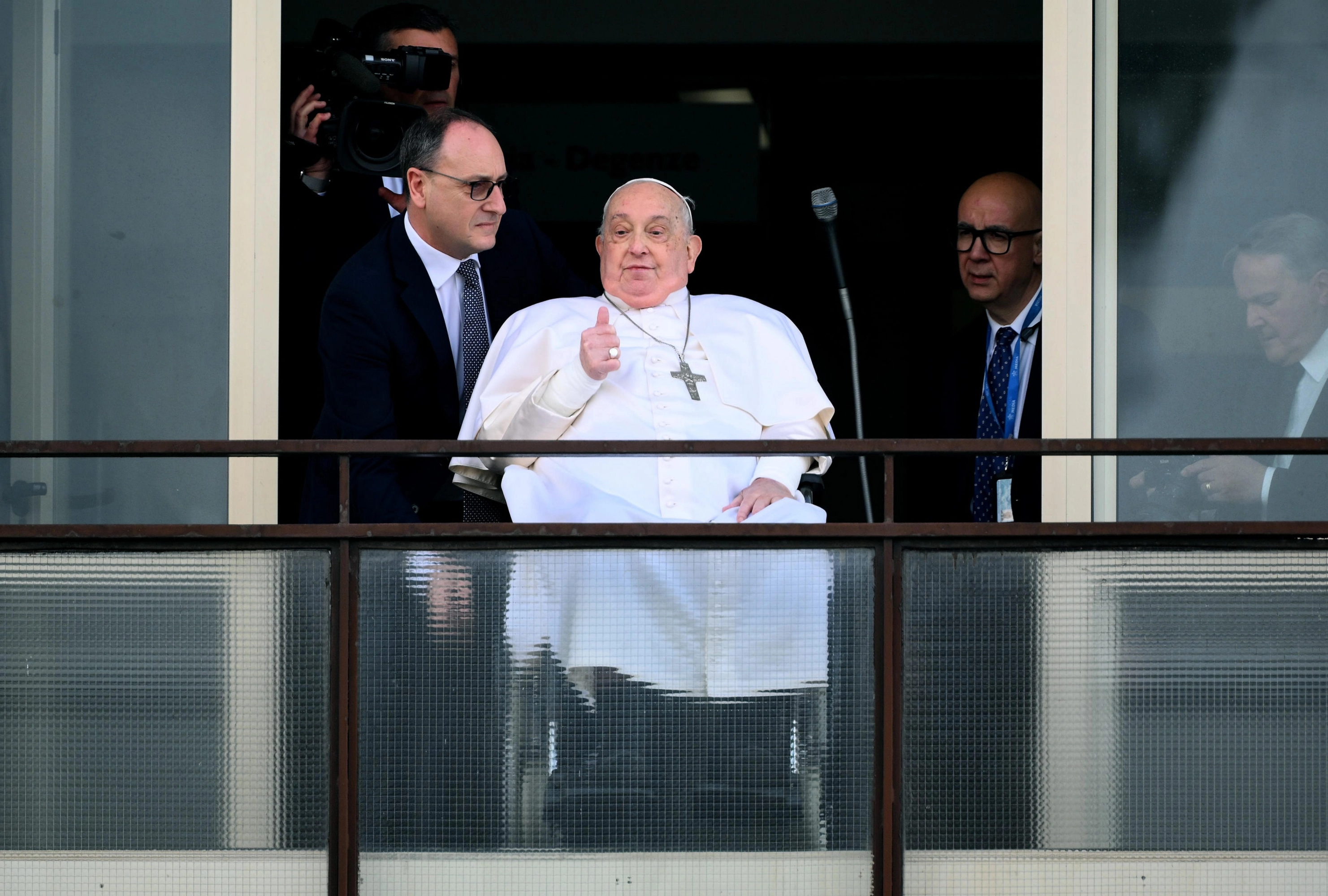 El Papa reaparece tras casi 40 días y saluda desde el hospital ...