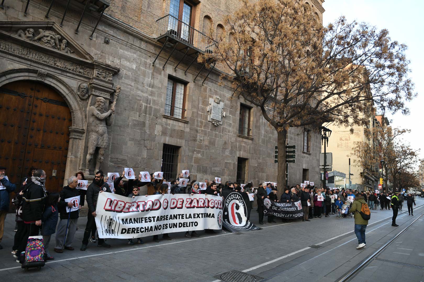 Una cadena humana exige la libertad para ‘Los 6 de Zaragoza’ ante el ...