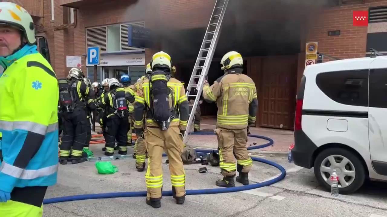 Dos bomberos muertos y uno crítico en un incendio en un garaje de Alcorcón (Madrid)