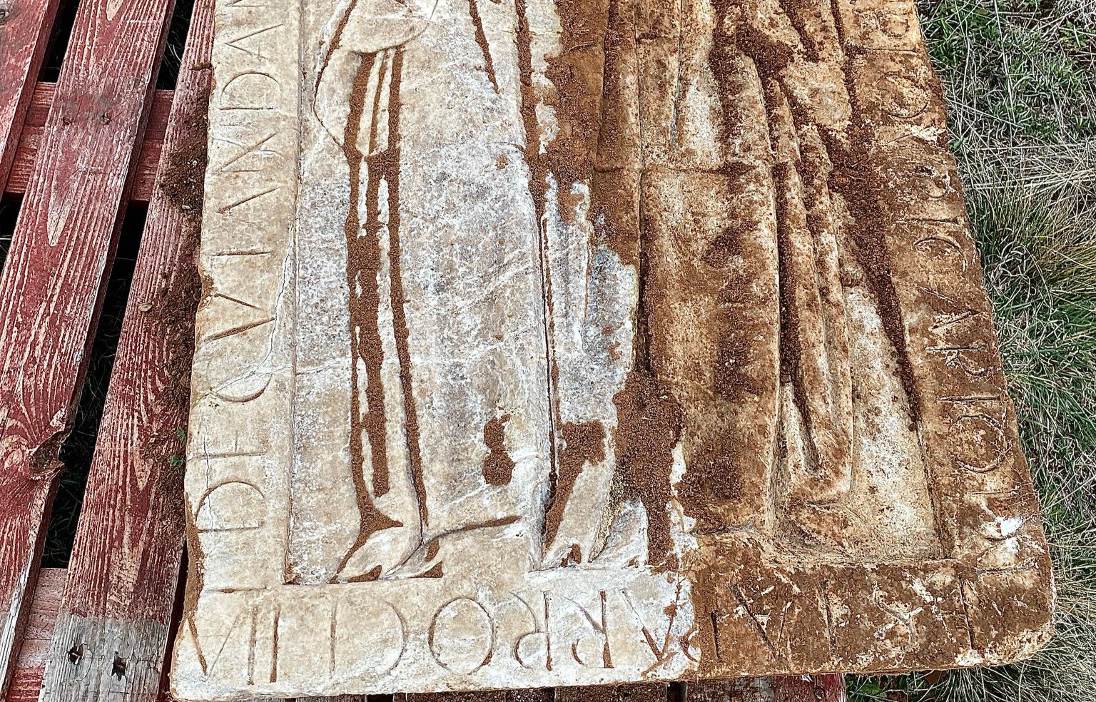 Cutanda rescata una lápida gótica de su iglesia tras pasar décadas en ...