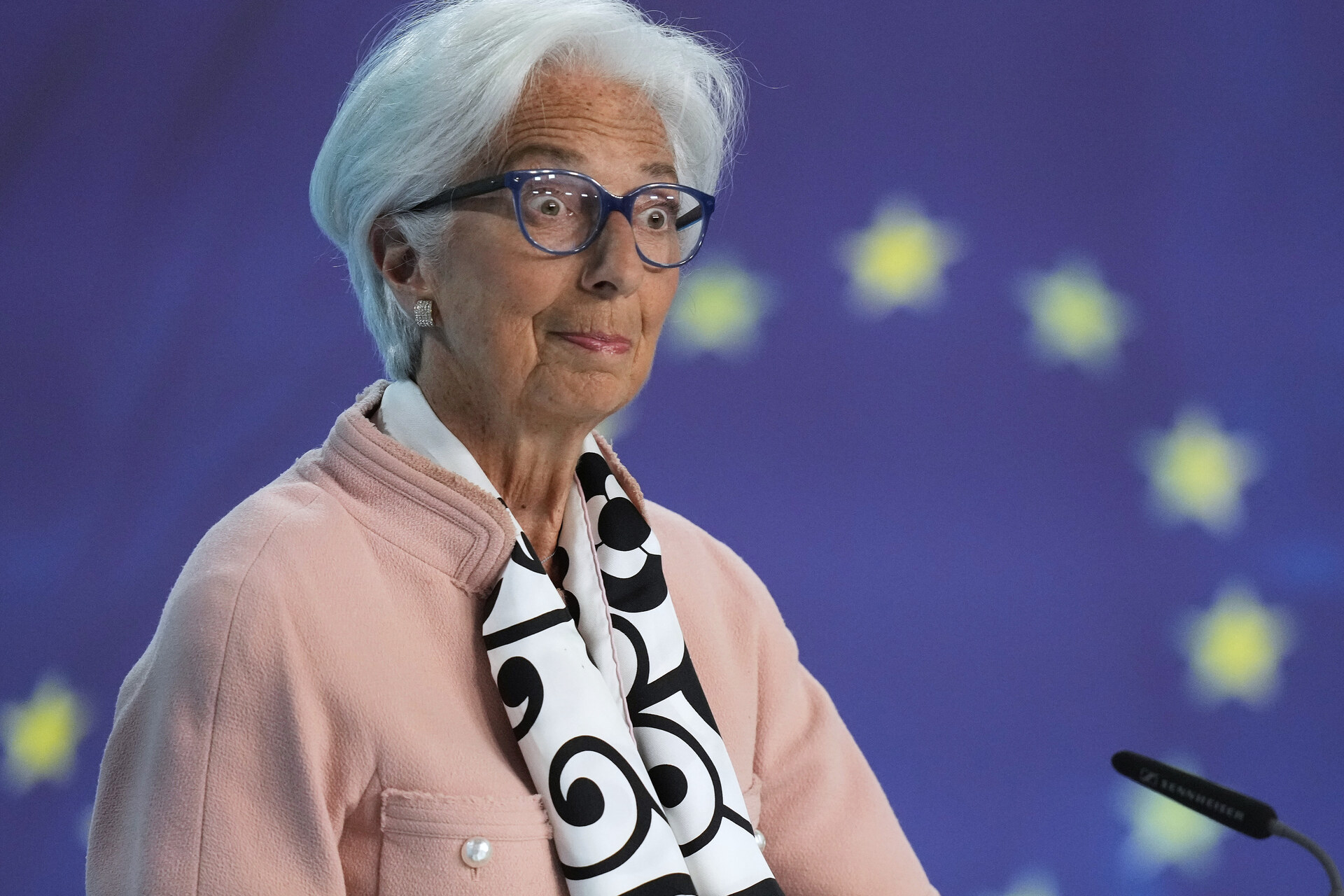 La guerra comercial empuja al BCE a bajar los tipos de interés y avisa ...