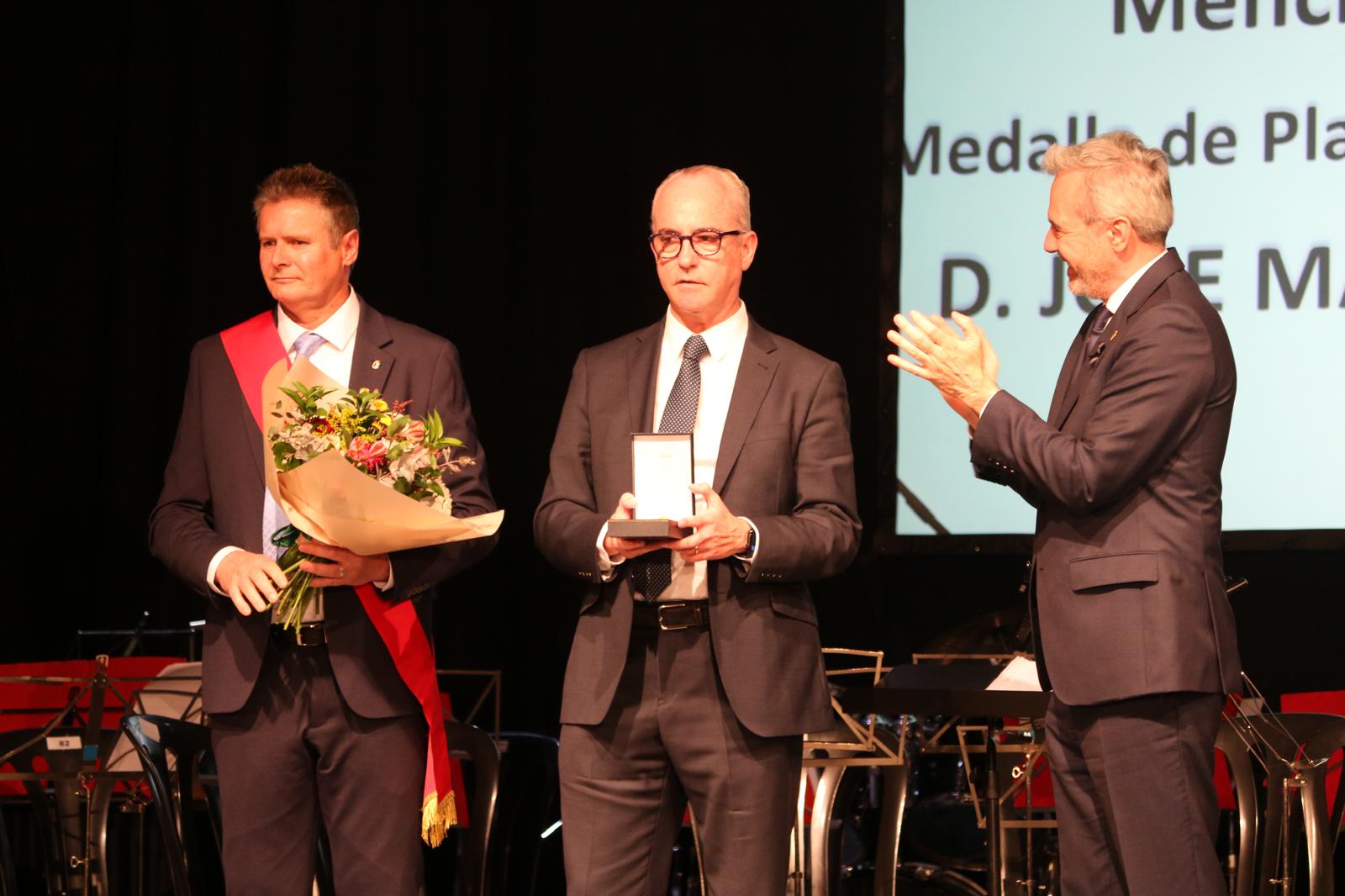 Fraga concede a título póstumo la Medalla de Plata de la Ciudad a José ...