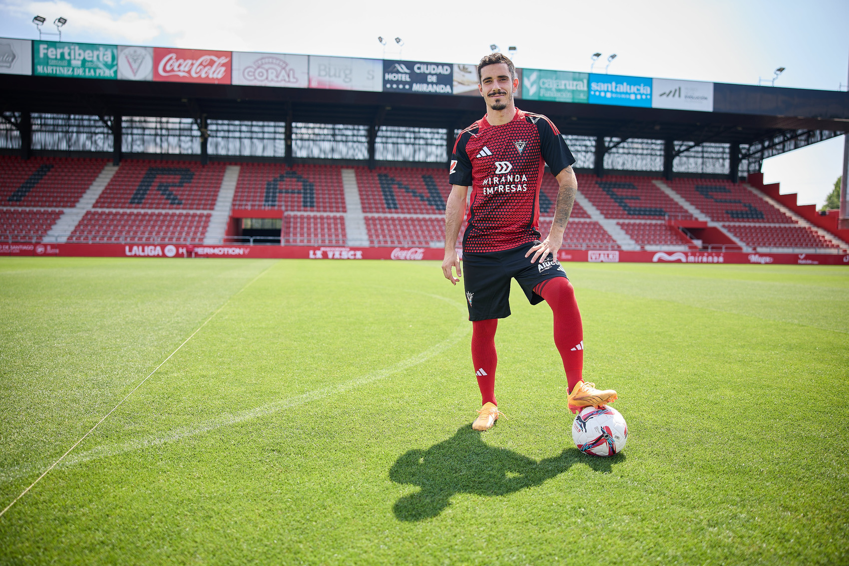 La SD Huesca confirma el fichaje de Julio Alonso por una temporada