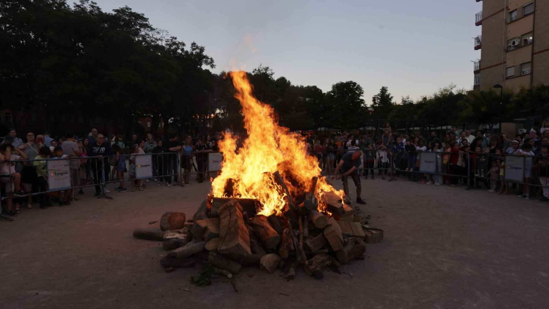 Hogueras de San Juan en Zaragoza hoy, 23 de junio de 2025: de Delicias a La Almozara