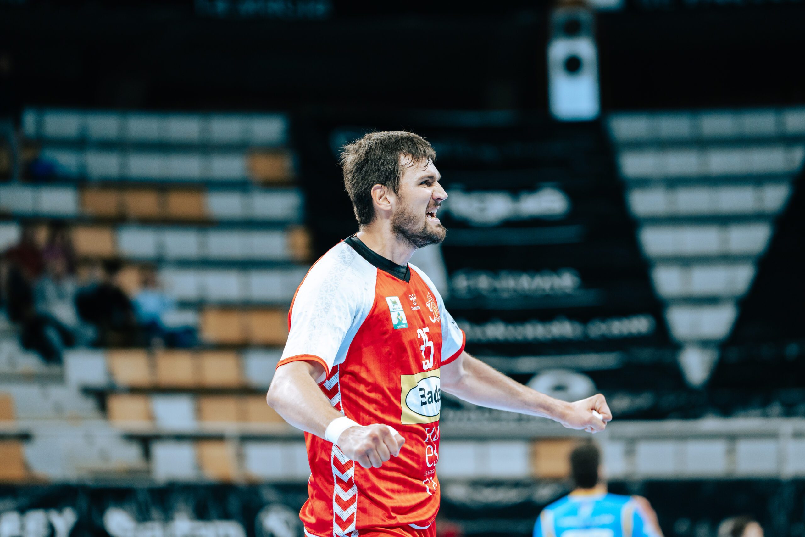 El Bada Huesca sigue dando forma al equipo con la renovación de Drasko ...