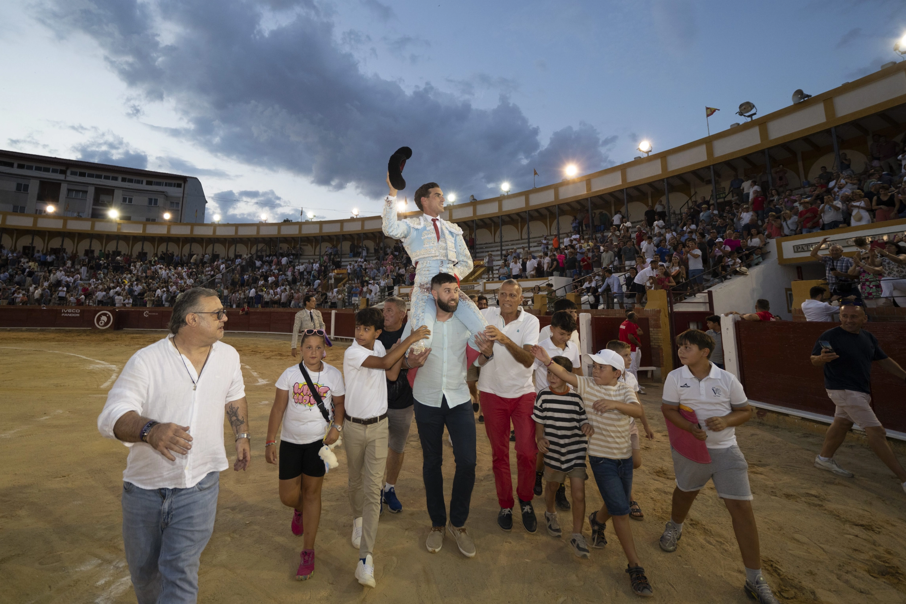 Fernando Adrián sale a hombros en Teruel en una tarde en la que Roca ...