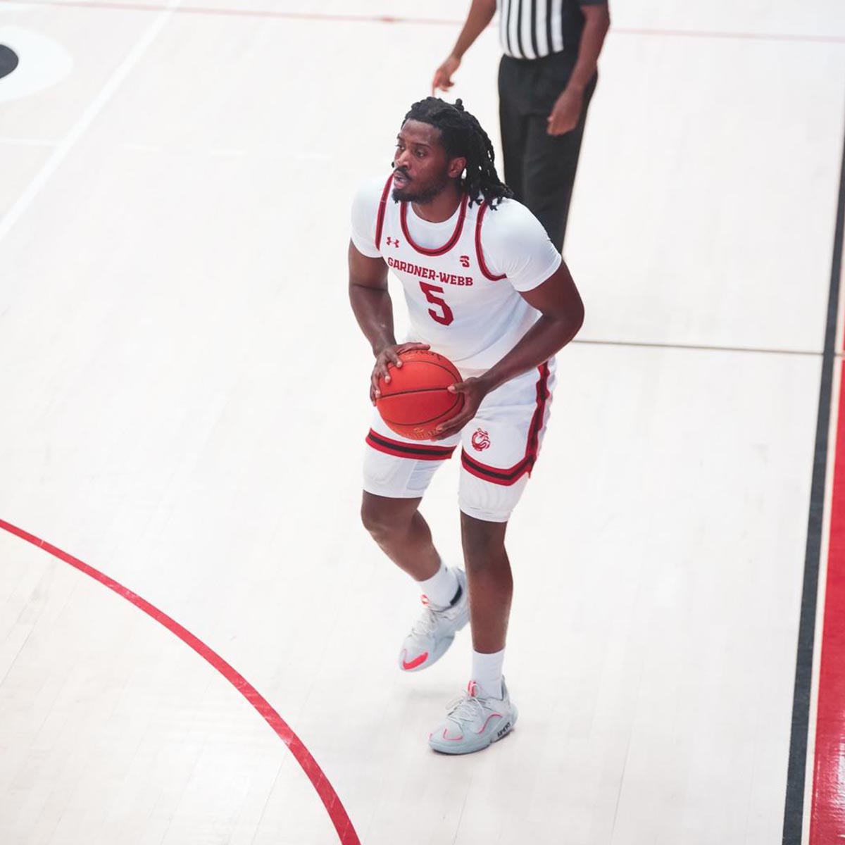 El Lobe Huesca La Magia apuntala su juego interior con el pívot Ademide ...