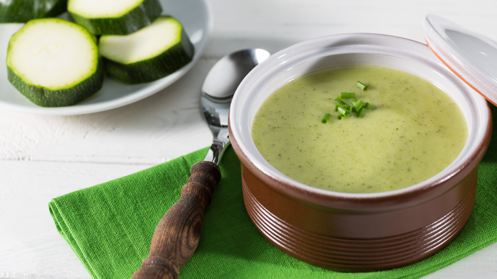 Ni patata ni zanahoria: la crema fría de calabacín con solo cuatro ...
