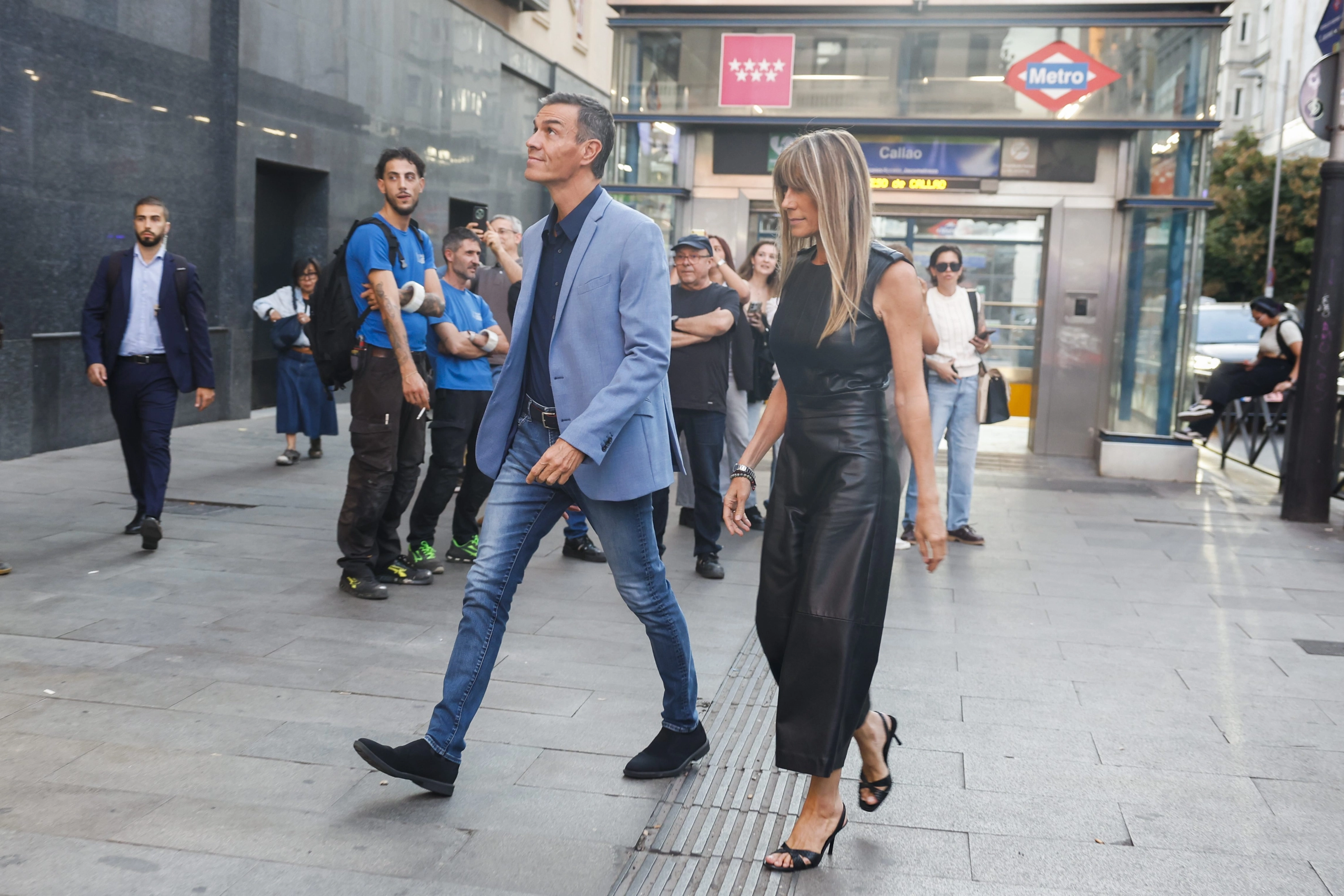 Pedro Sánchez y Begoña Gómez asisten al preestreno de 'El cautivo', de ...