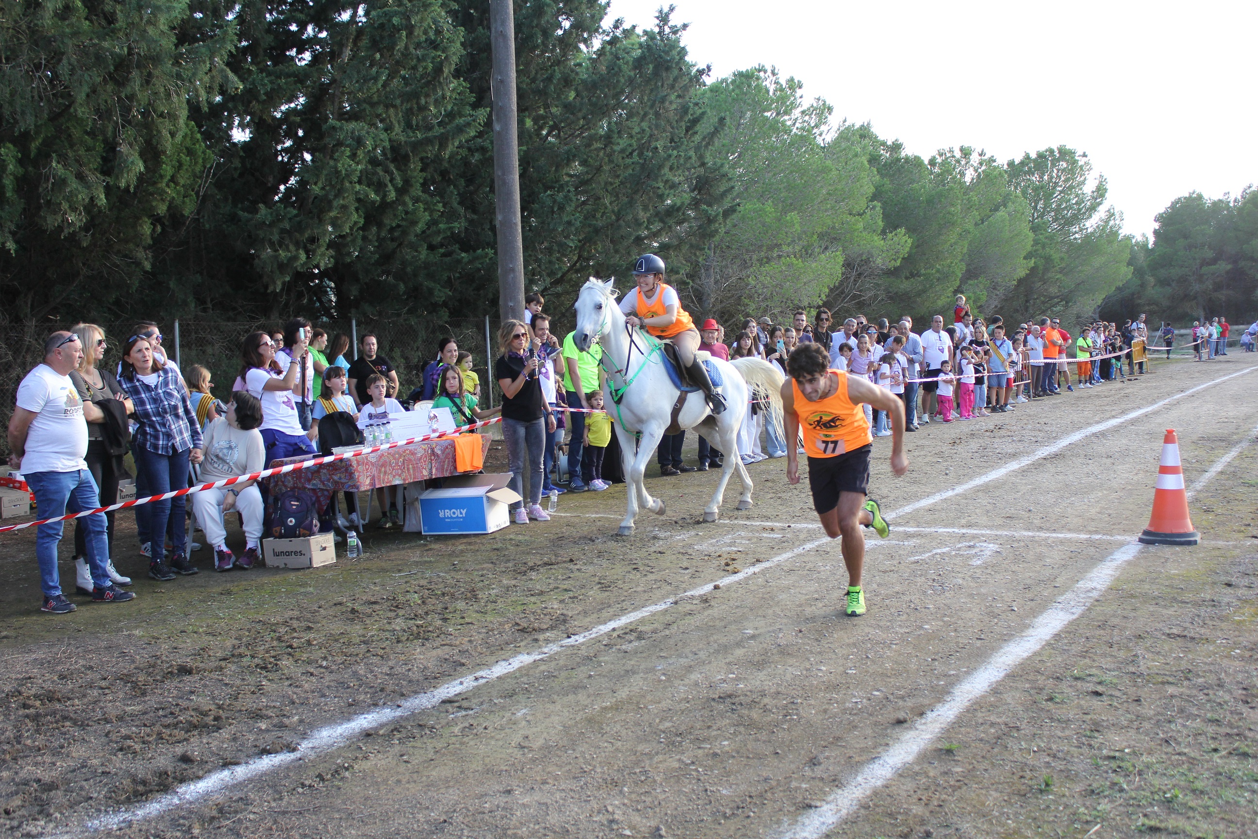 Lanaja celebra sus fiestas con dance, música y el singular desafío de hombre contra caballo