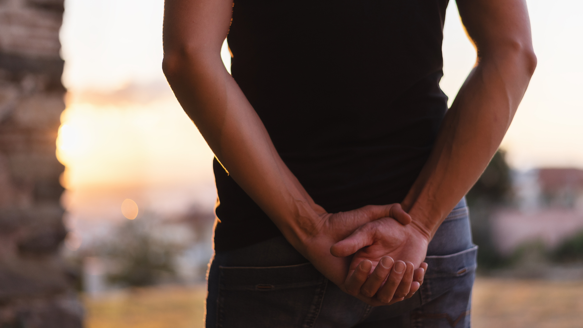 Qué significa andar con las manos en la espalda, según la psicología