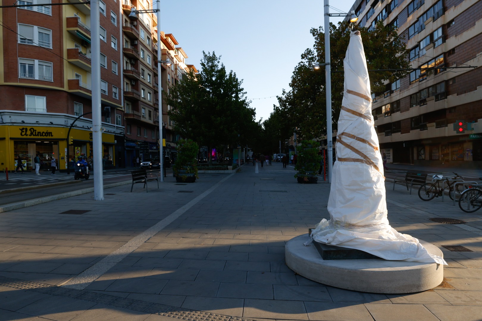 ¿Qué es este pináculo que ha aparecido en el paseo de Fernando el ...