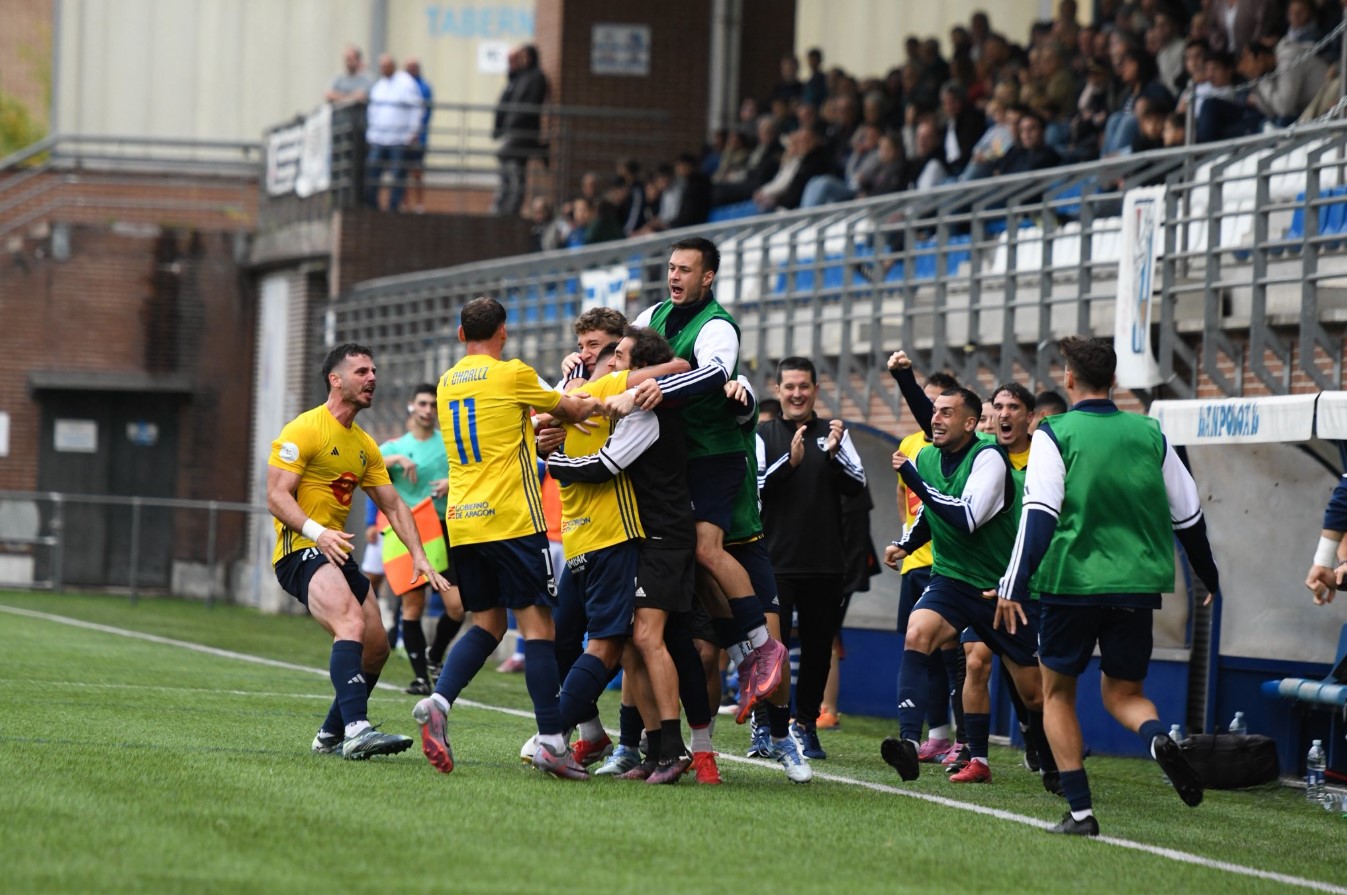 Al primer toque y desde 40 metros: así fue el increíble gol del CD Ebro ...