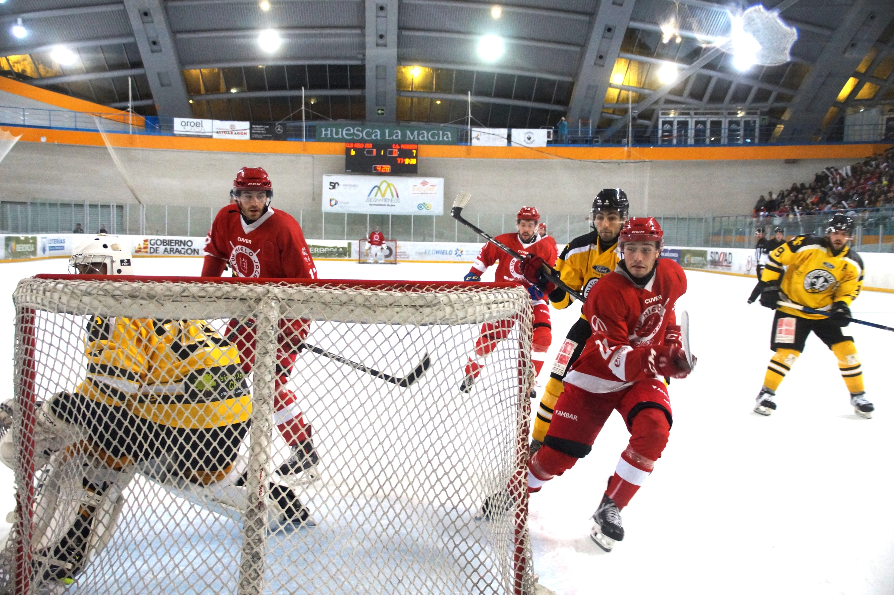El Club Hielo Jaca juega ante el Puigcerdá el clásico del hockey hielo ...