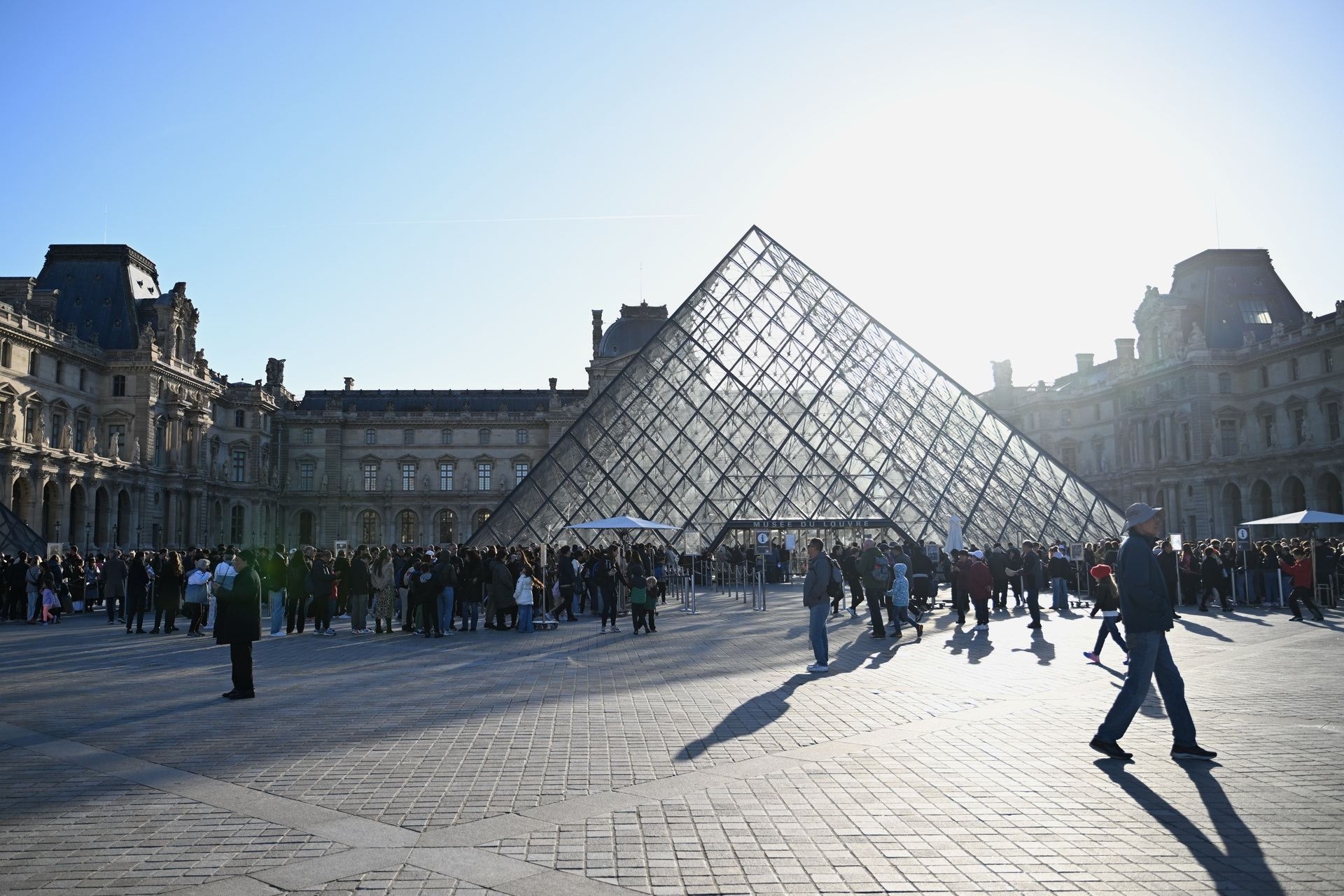 La contraseña de la red de seguridad del Louvre era... 'LOUVRE'