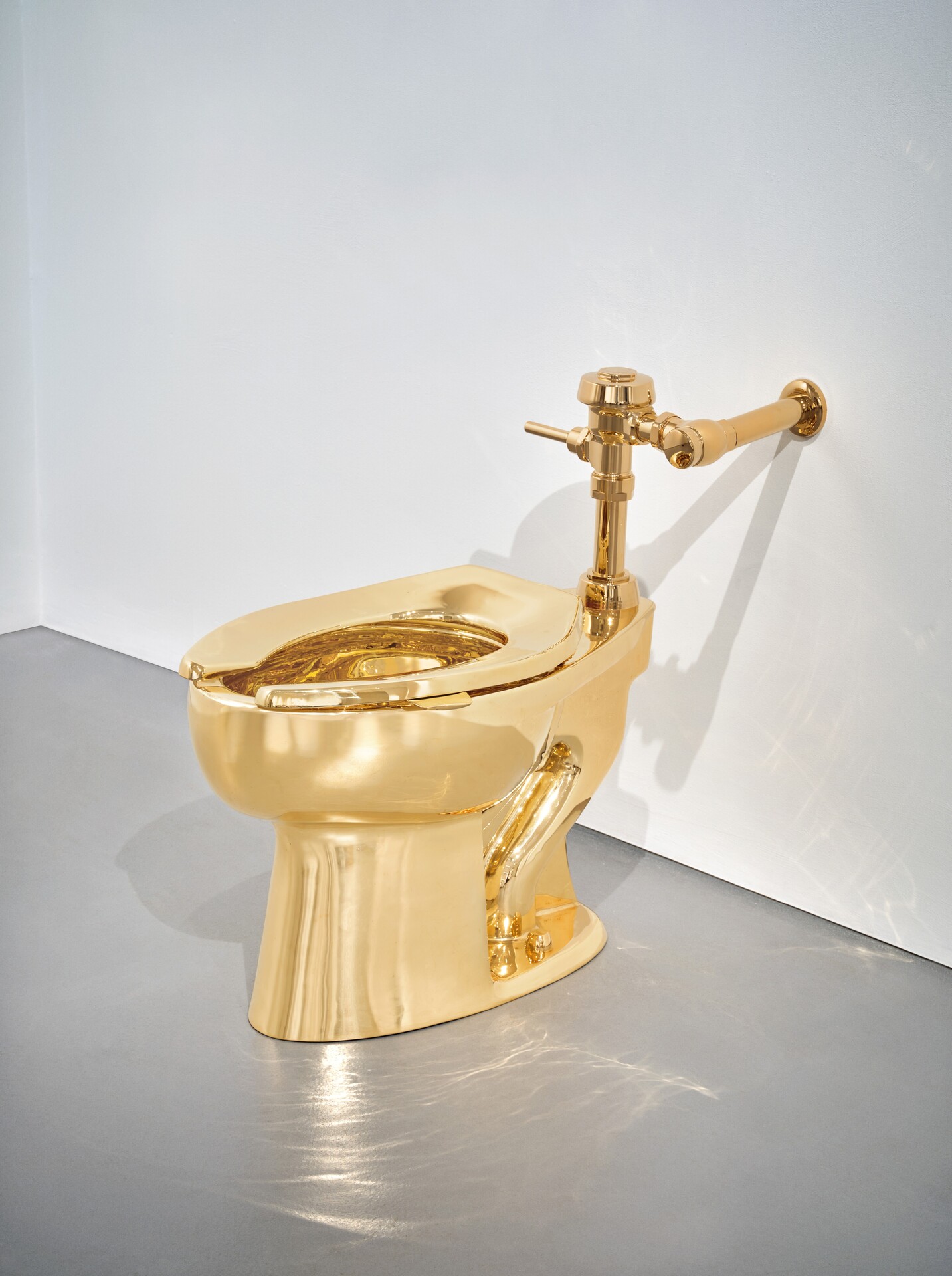 El inodoro de oro del artista Maurizio Cattelan se vende por 12,1 ...