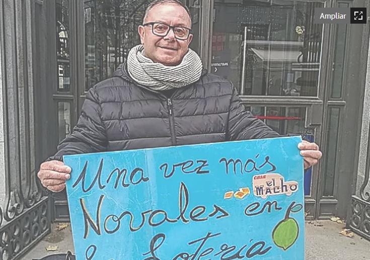 El hombre que hace cola para entrar el primero al sorteo de la Lotería ...