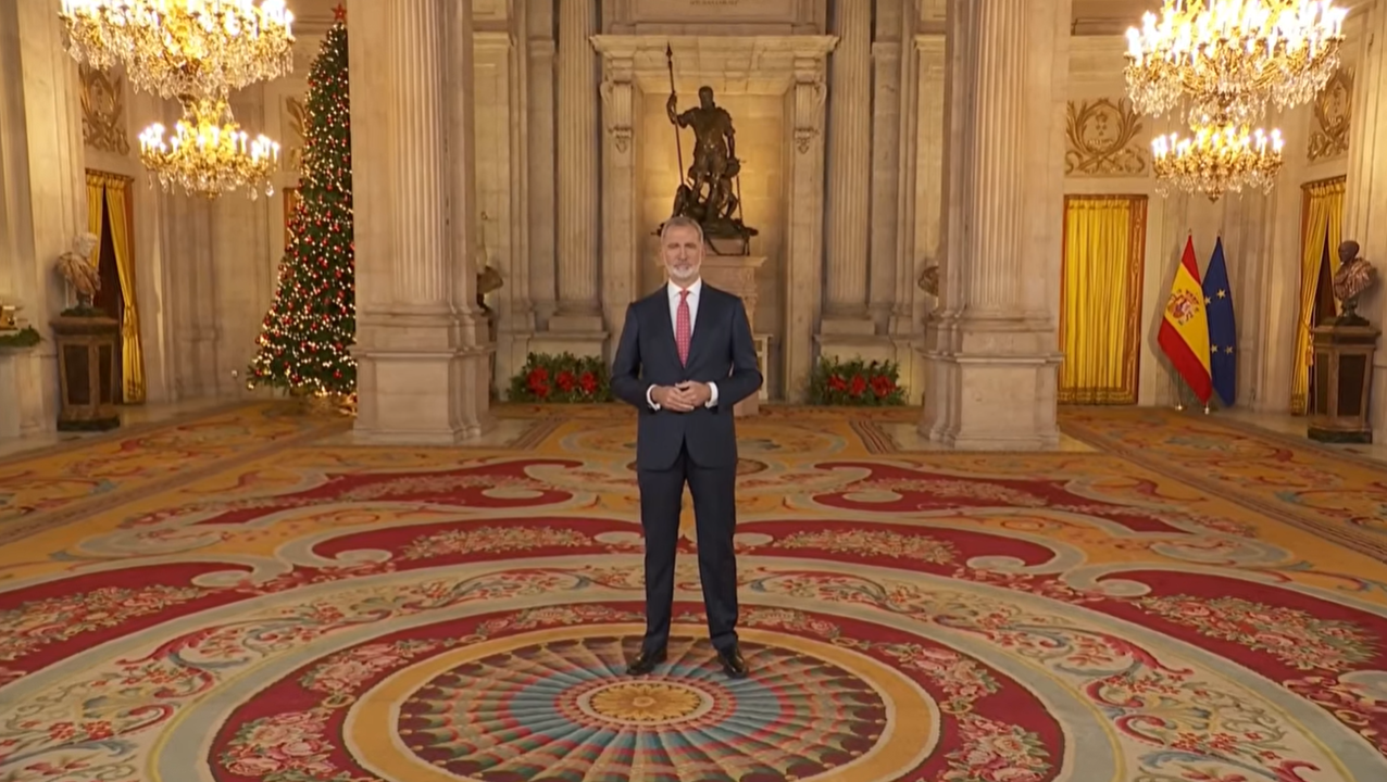 El Palacio Real vuelve a acoger el mensaje de Navidad del Rey, de pie ...
