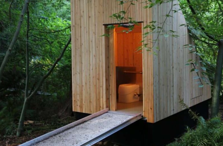 Cómo funciona un baño portátil que convierte los desechos en compost