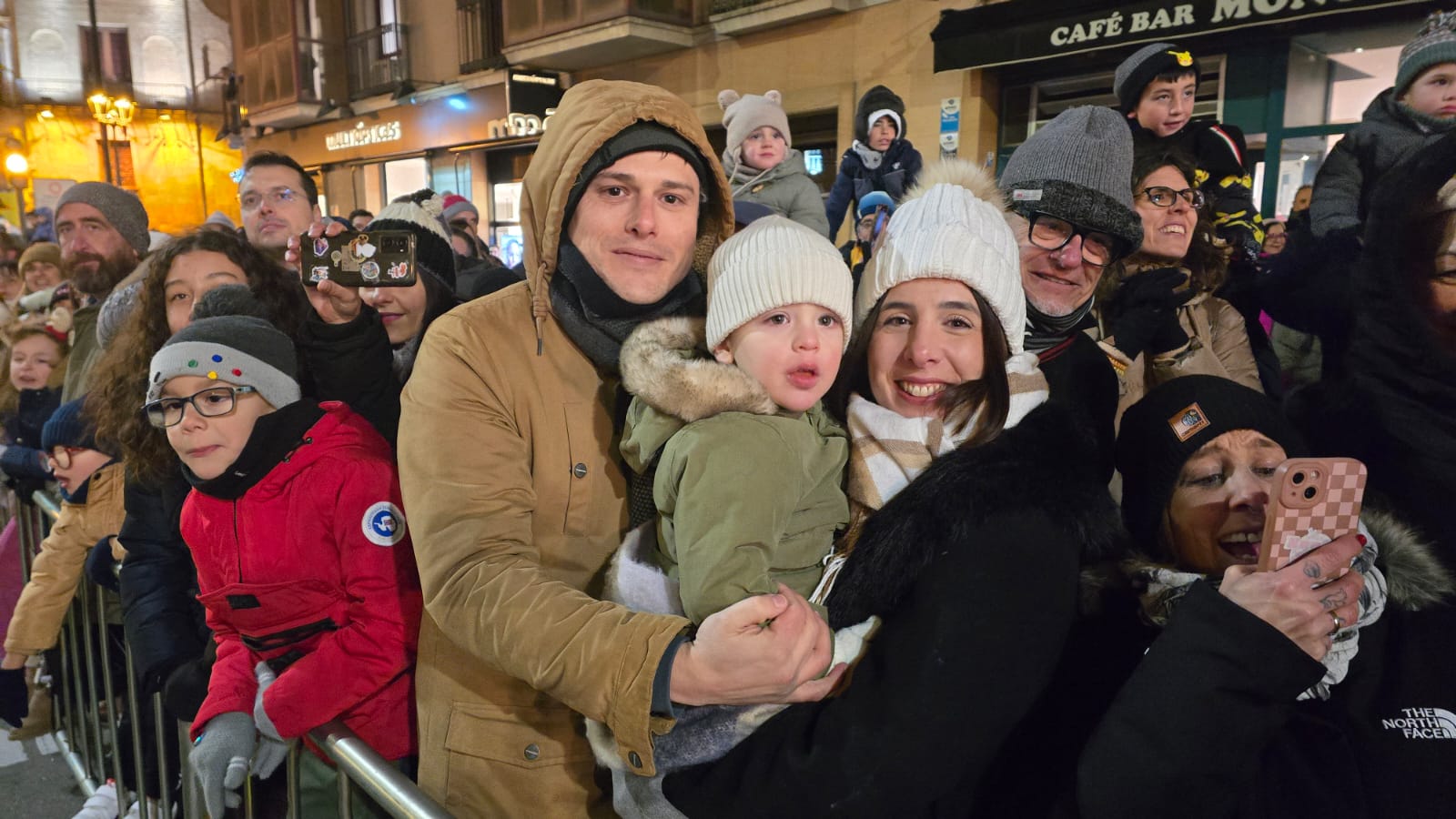 Caramelos, bufandas y ojos como platos: Zaragoza se rinde a “una de las ...