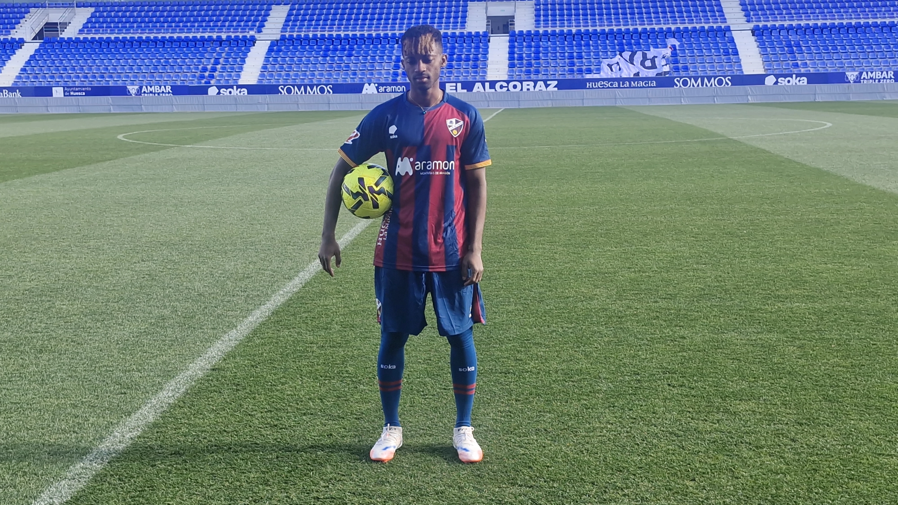 Efe Aghama, atrevimiento y desborde para el ataque de la SD Huesca: "Siempre voy a pedir el balón"