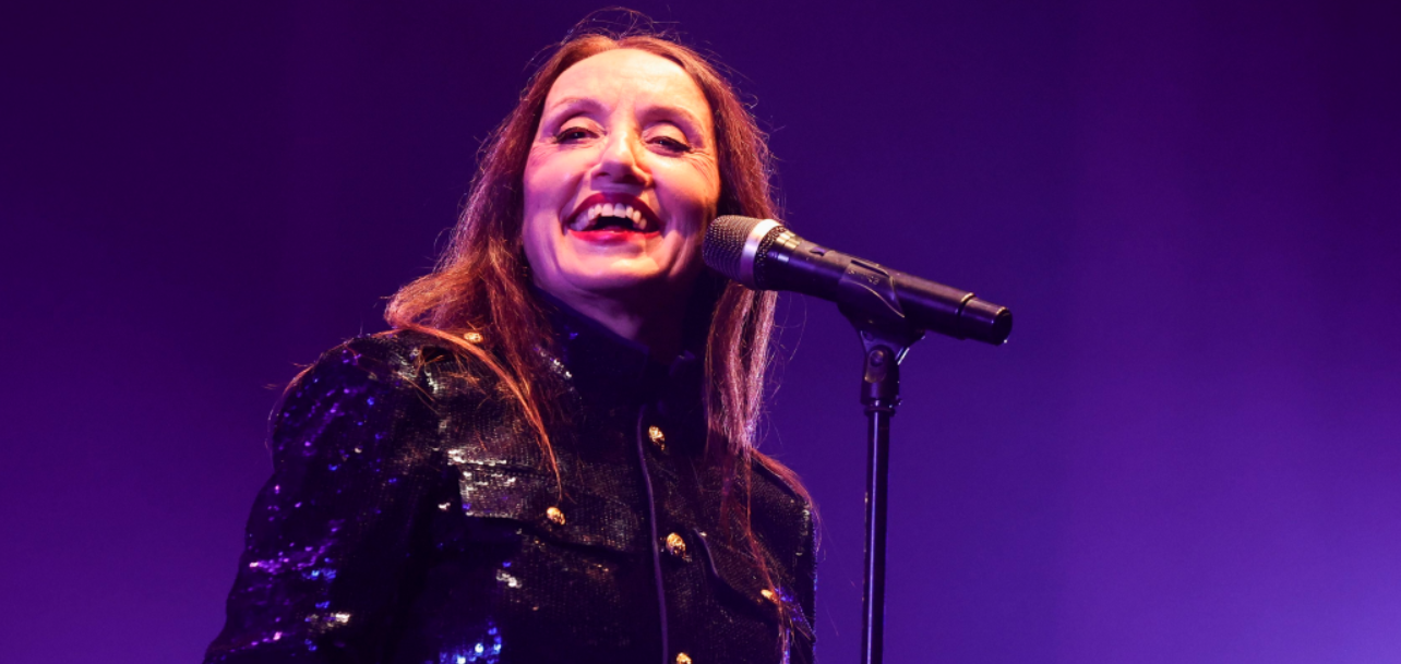 Carla Bruni deja plantada por sorpresa a Luz Casal en un concierto en ...