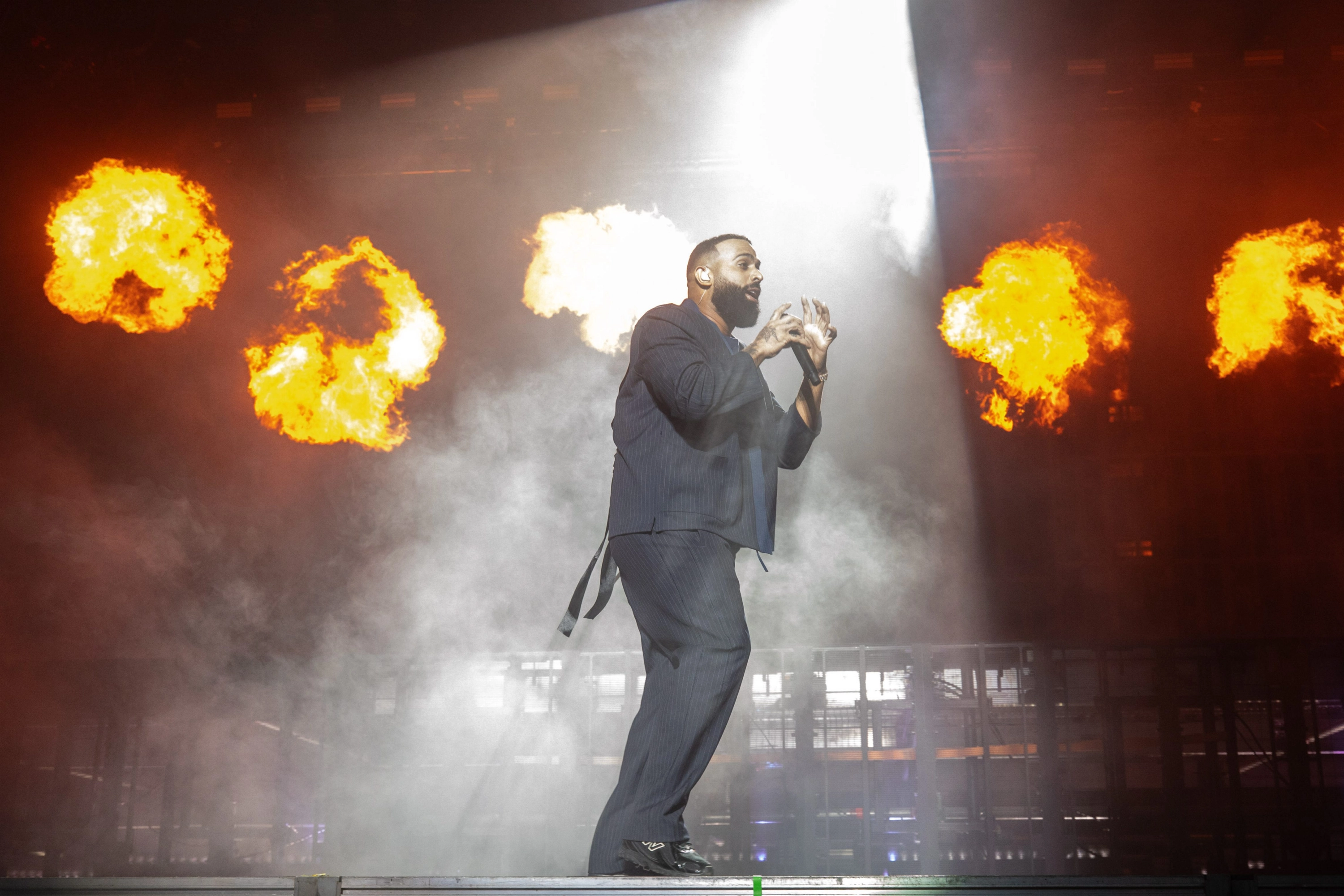 Eladio Carrión seduce a su público en el Príncipe Felipe y lo pone a ...