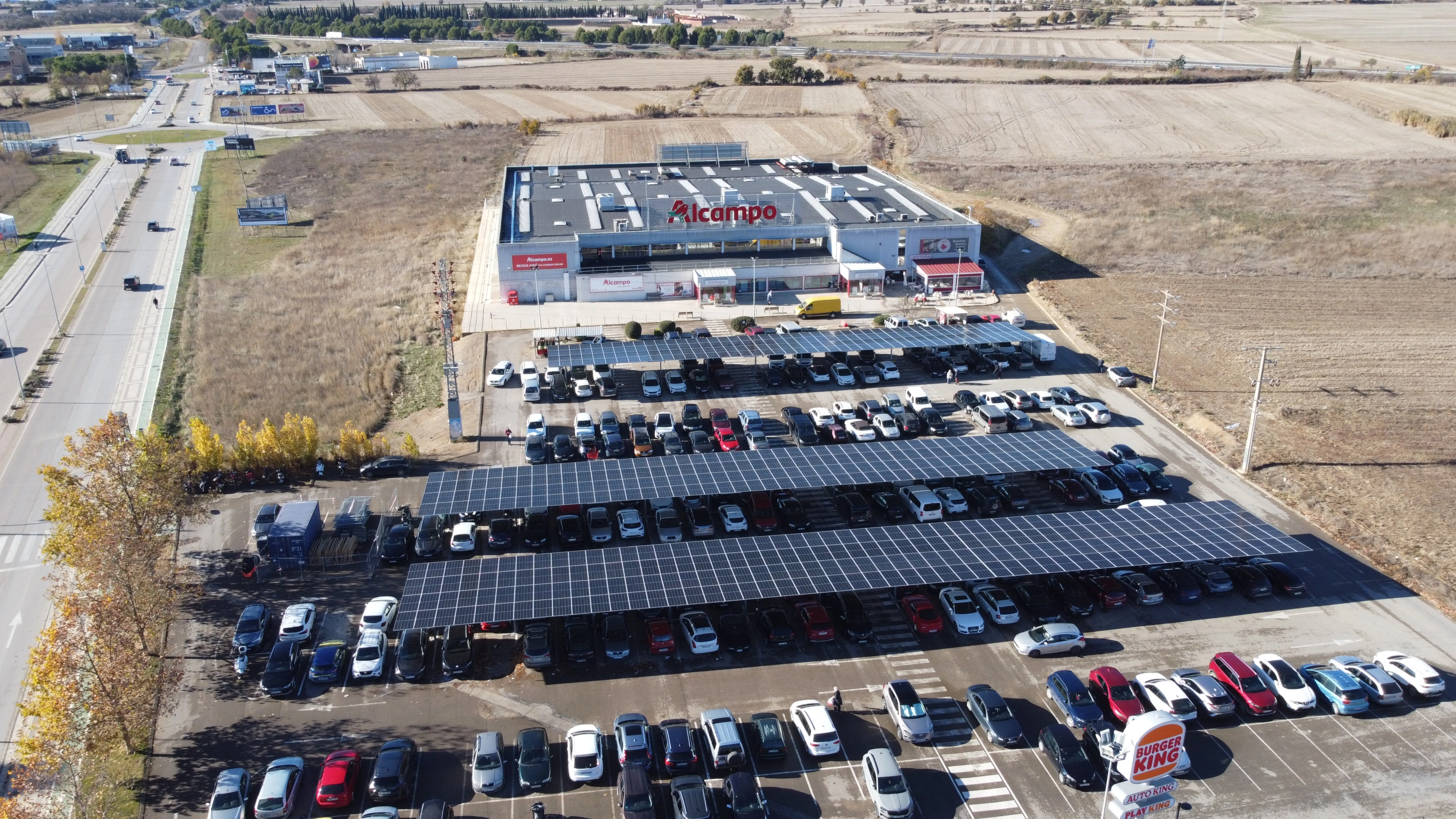 Alcampo Huesca instala 568 paneles solares en su parquin que cubrirán ...